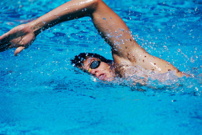 Front Crawl Swimming for Beginners: Essential Tips - Swim Time Log